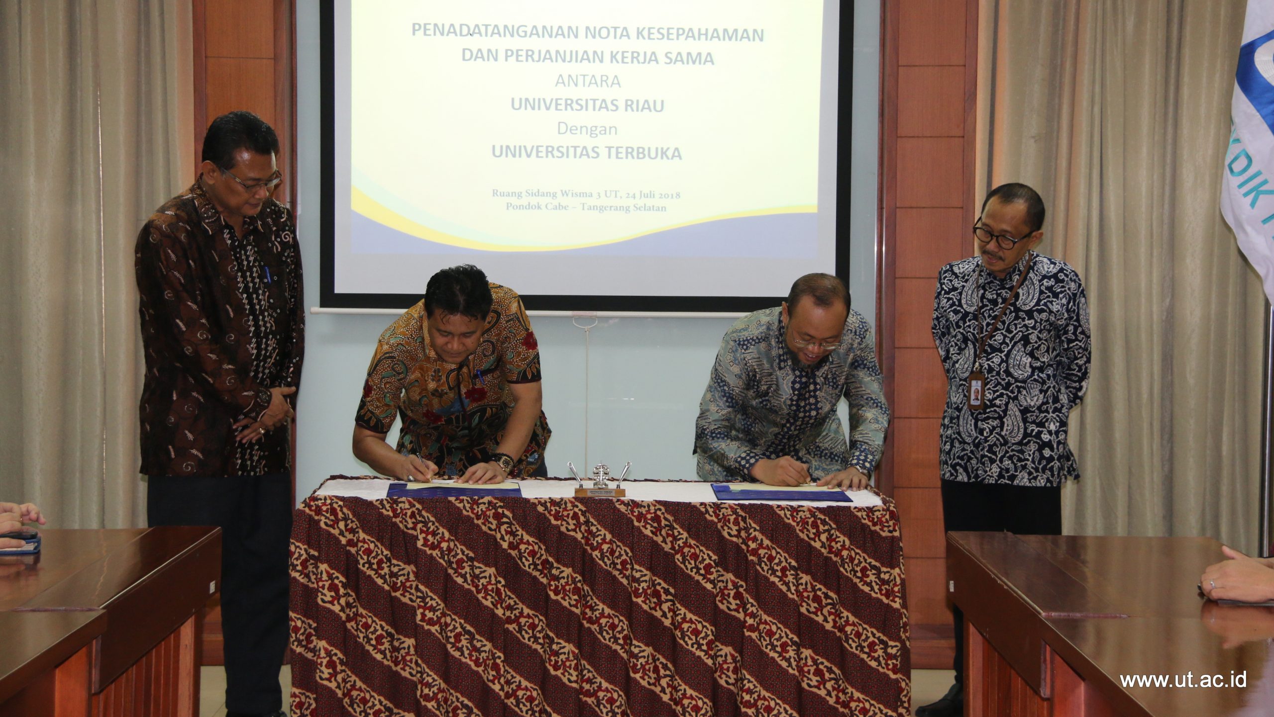 Rektor UT Resmikan SALUT Pertama di Luar Negeri : Terobosan Baru Layanan UT Luar Negeri ...