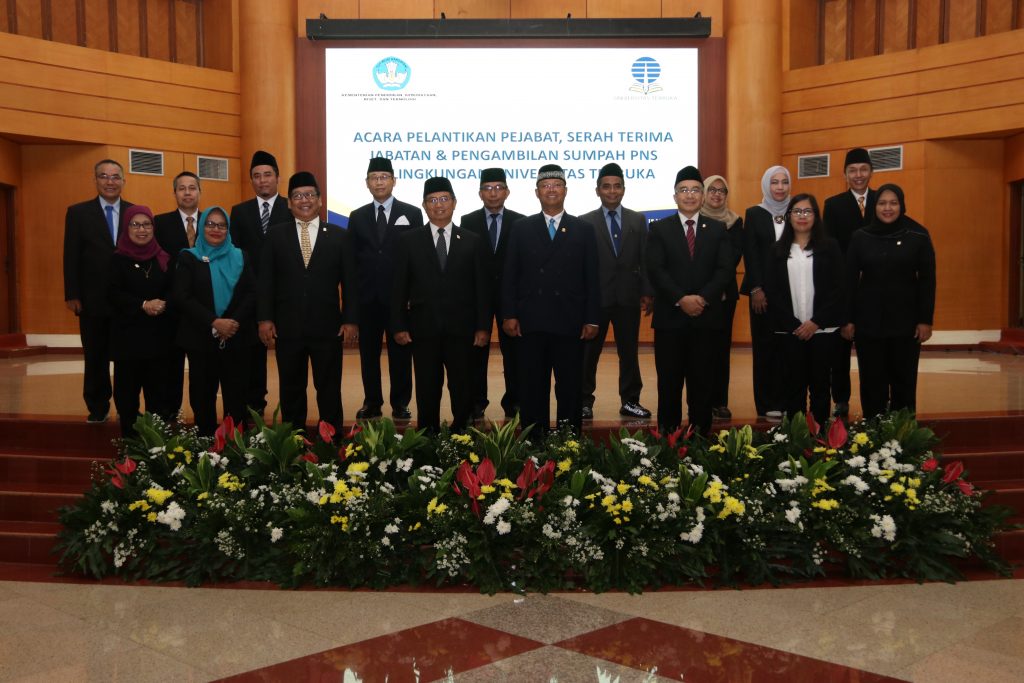 Pelantikan Direktur UT Batam, Ketua SPI, Pejabat lain serta PNS UT ...