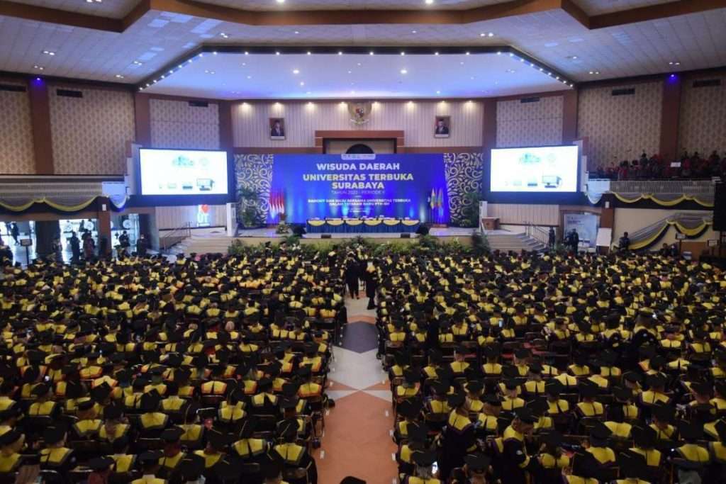 UT Surabaya Cetak 1.972 Lulusan – Universitas Terbuka