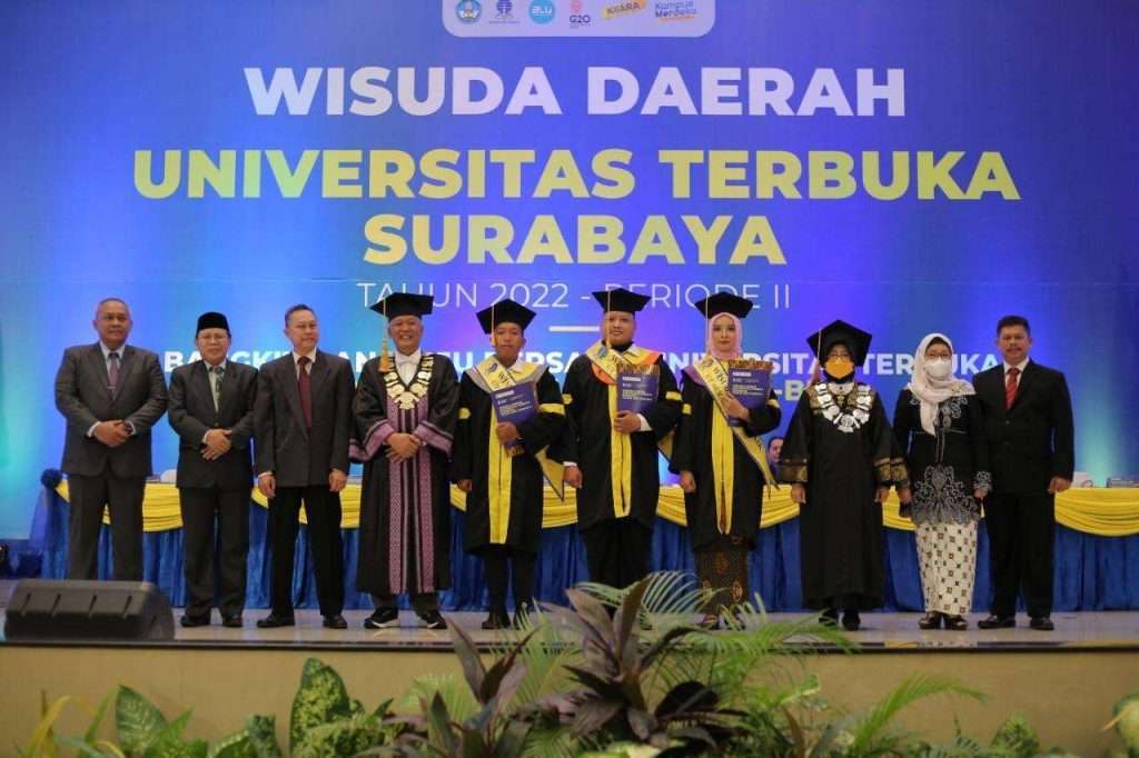 UT Surabaya Cetak 1.972 Lulusan – Universitas Terbuka