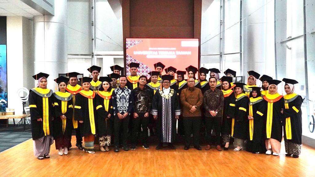 Wisuda UT Taiwan di Hari Migran Internasional 2022 – Universitas Terbuka