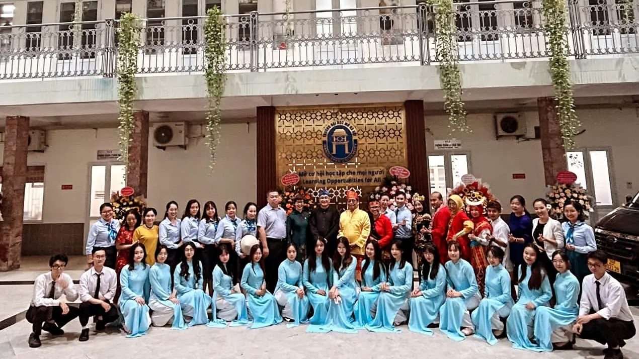 PkM Internasional: Delegasi UT Perkenalkan Budaya Indonesia di HOU ...