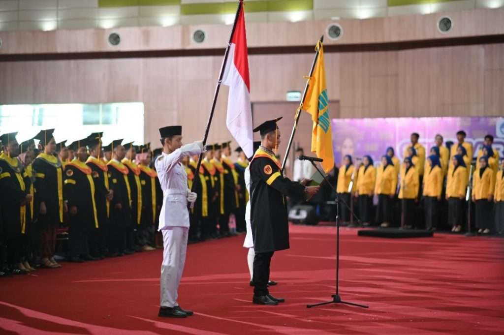 Doing Work and Online College Simultaneously, Now He Graduates His ...