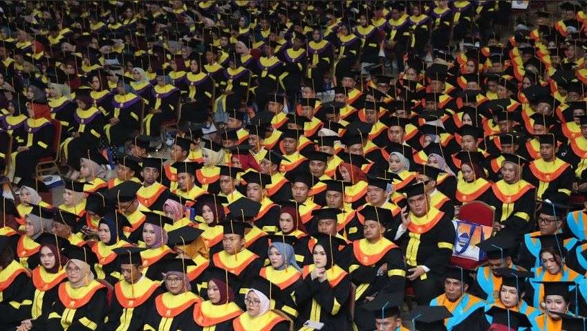 Wisudawan Terbaik dan Inspiratif UT Buktikan: Belajar Mandiri Cetak ...