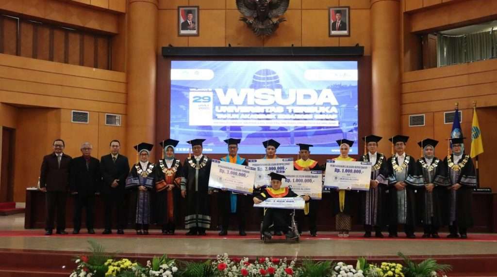 Semua Bisa di UT! Ini Kisah Wisudawan Inspiratif, Usia 65 Tahun ...