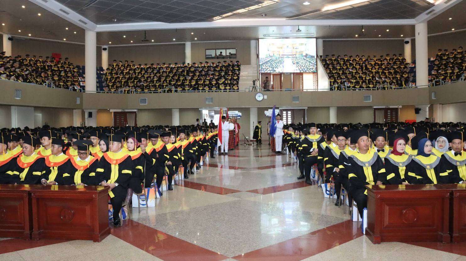 Semua Bisa di UT! Ini Kisah Wisudawan Inspiratif, Usia 65 Tahun ...