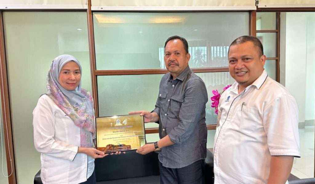 Lifelong Learning Supporters! Head of APDESI Sulbar Received an Award ...